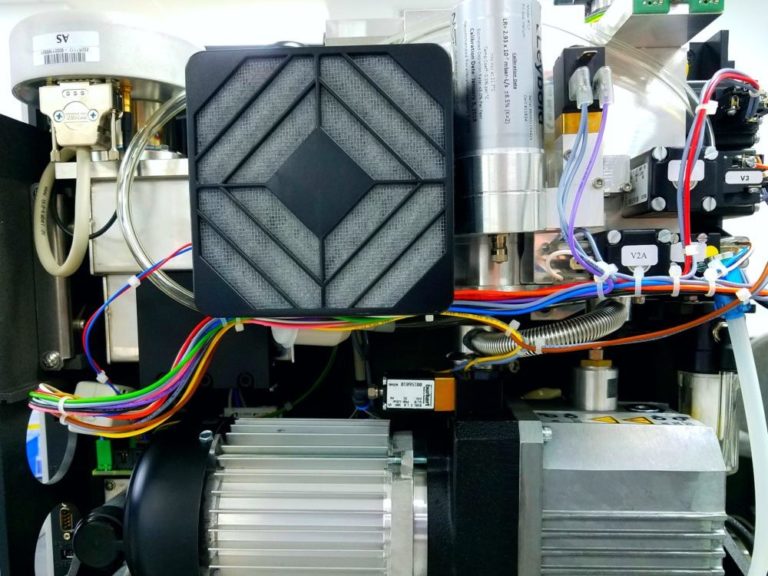 Leybold Phoenix L300i Helium Leak Detector - UHVTS