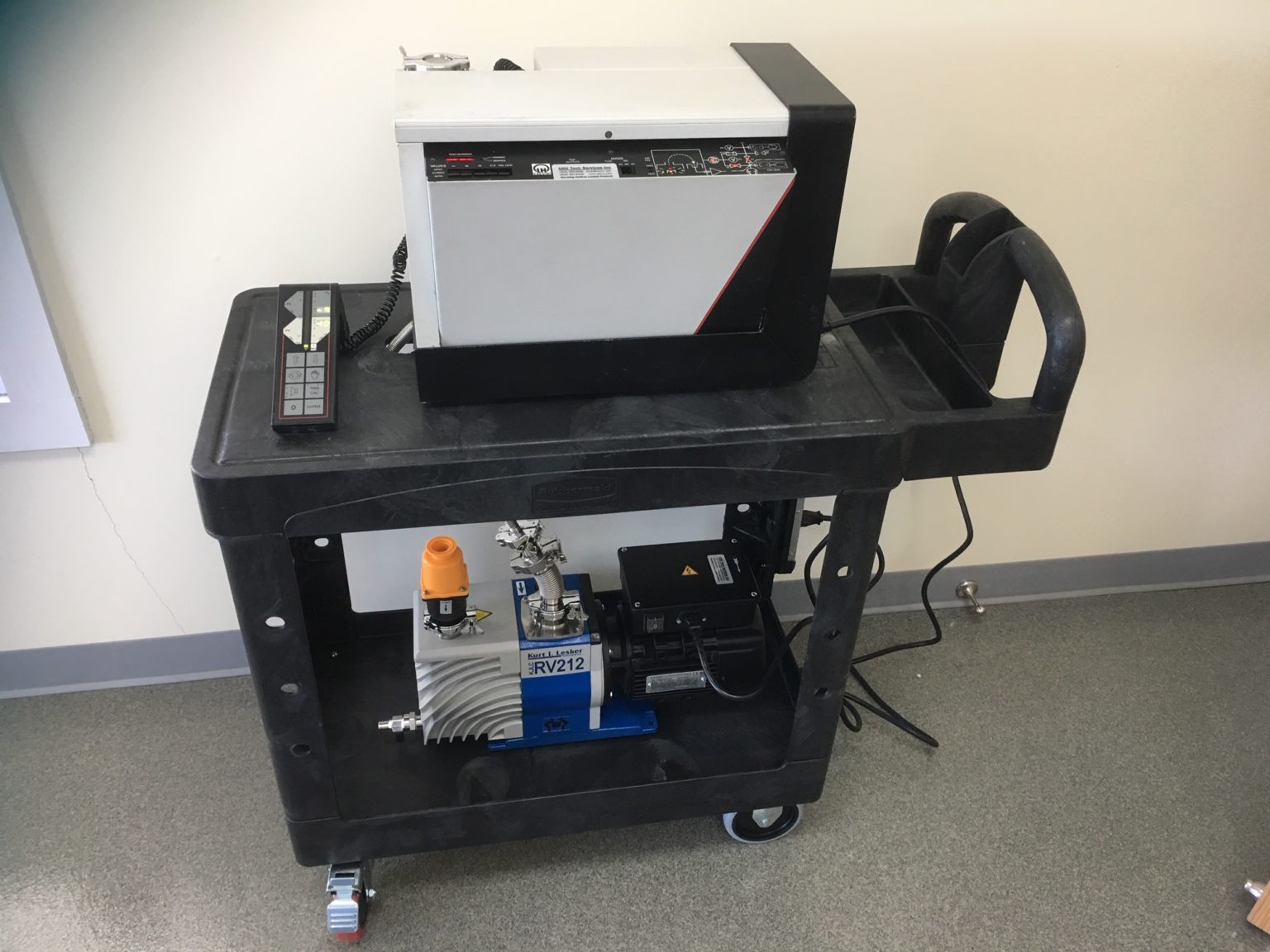 Leybold UL 100 & 100 Plus Helium Leak Detector - UHVTS